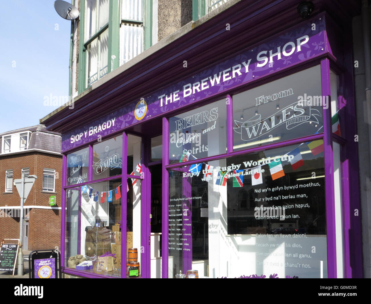Purple Moose Brewery Shop, Porthmadog Stock Photo - Alamy
