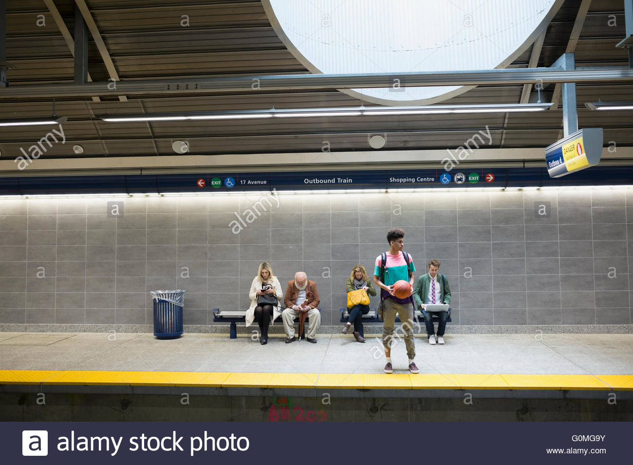 People waiting on subway station platform Stock Photo - Alamy