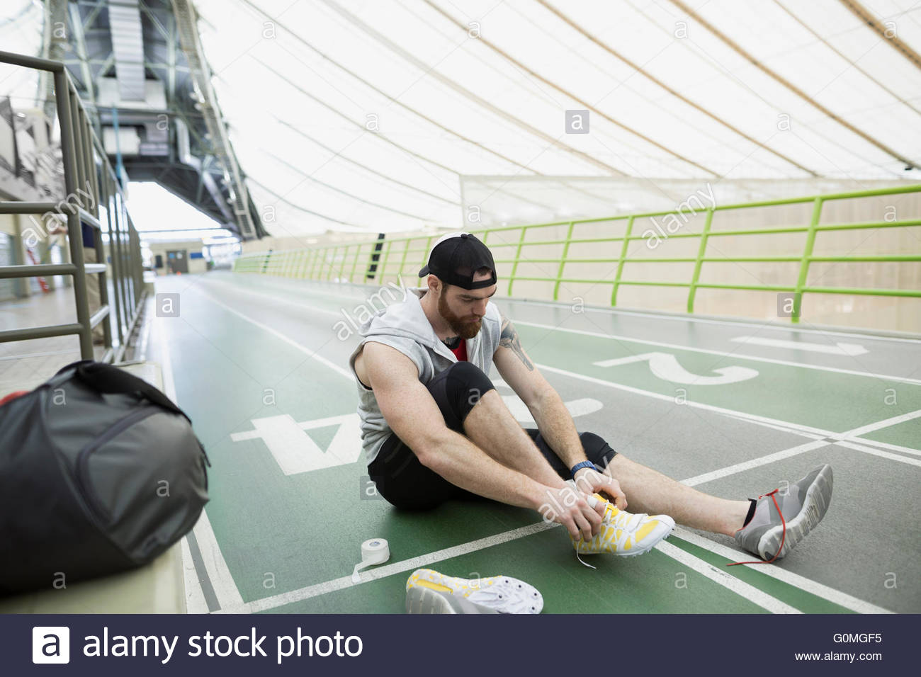 People running on indoor track hi-res stock photography and images - Alamy
