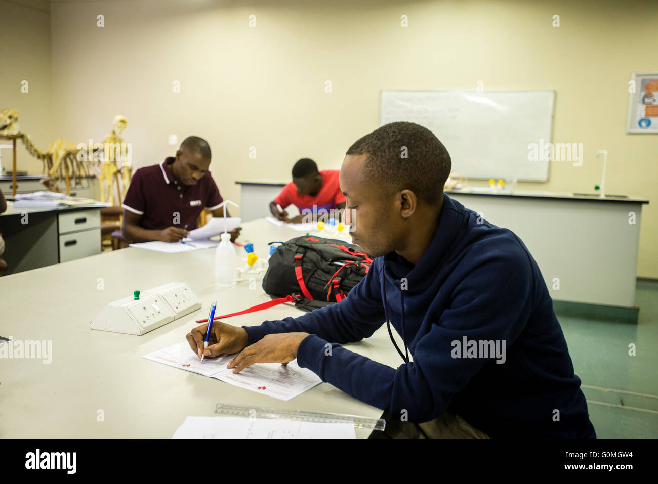 African university students africa hi-res stock photography and images ...