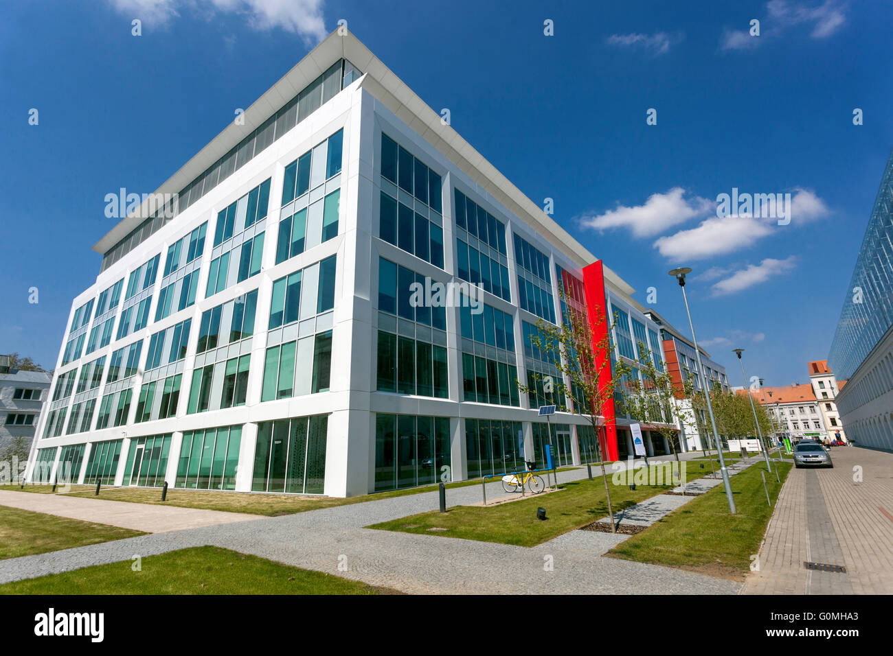 Modern office building europe city hi-res stock photography and images ...