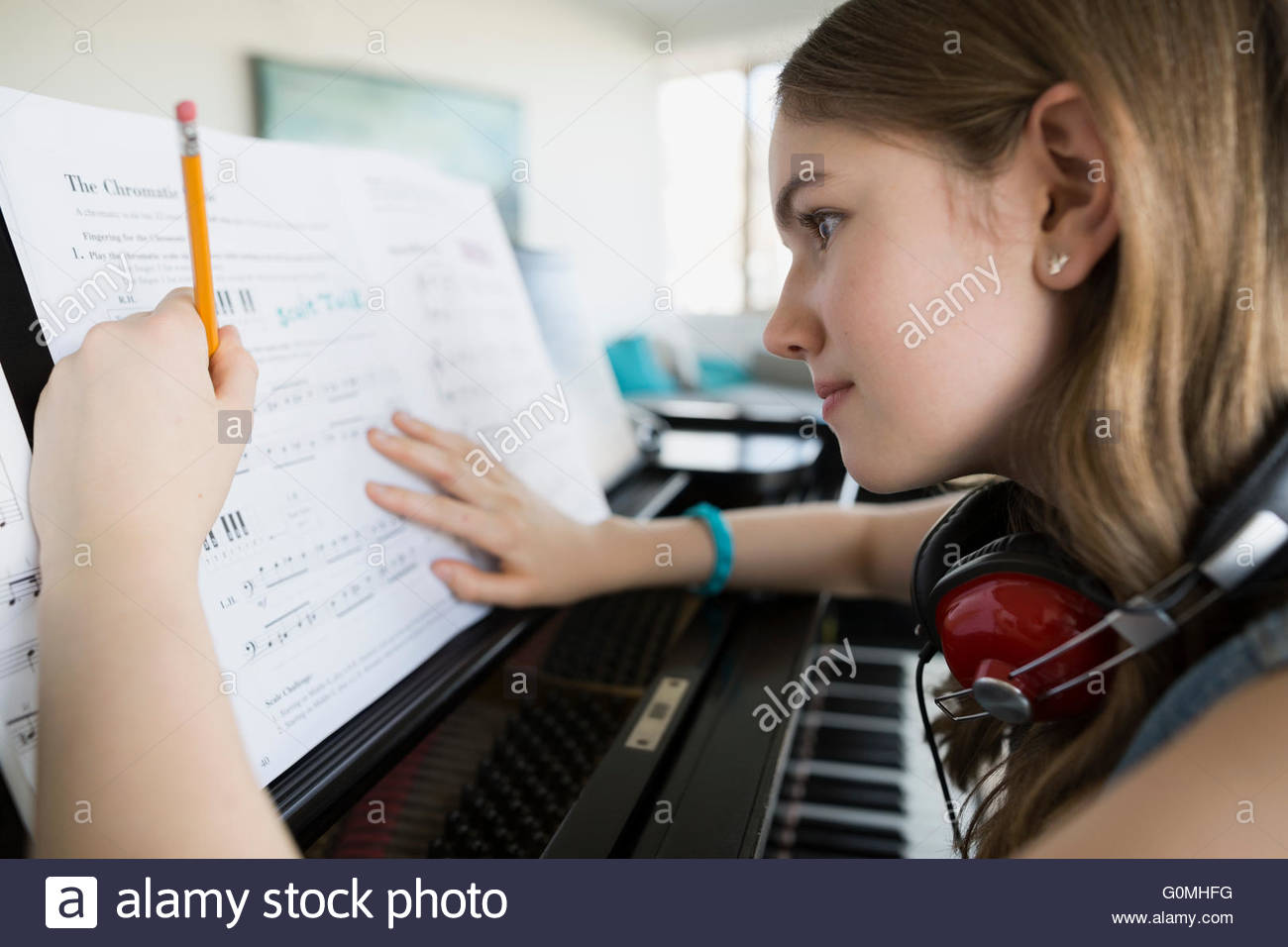 Girl with headphones hi-res stock photography and images - Alamy
