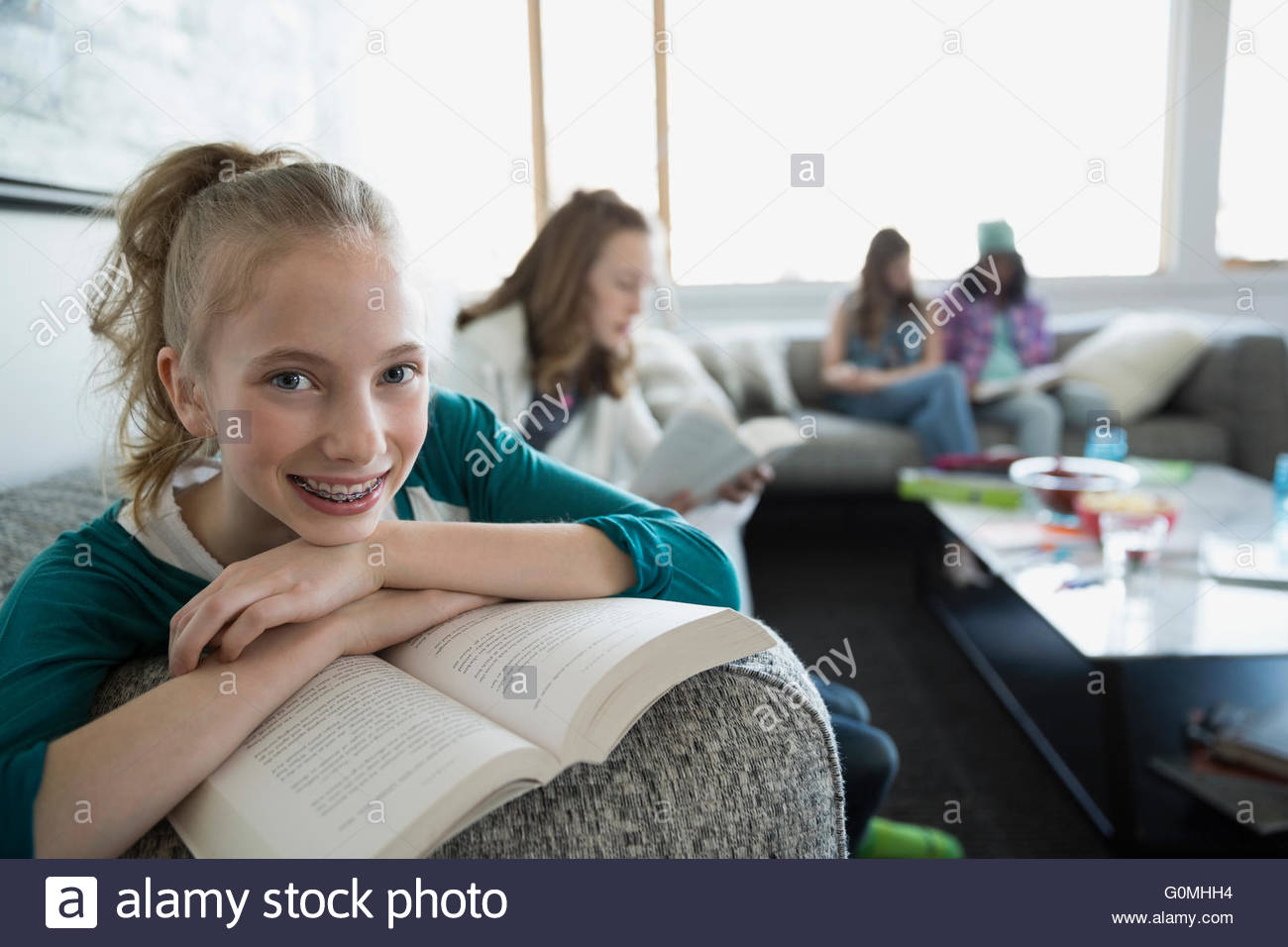 Girls reading book hi-res stock photography and images - Alamy