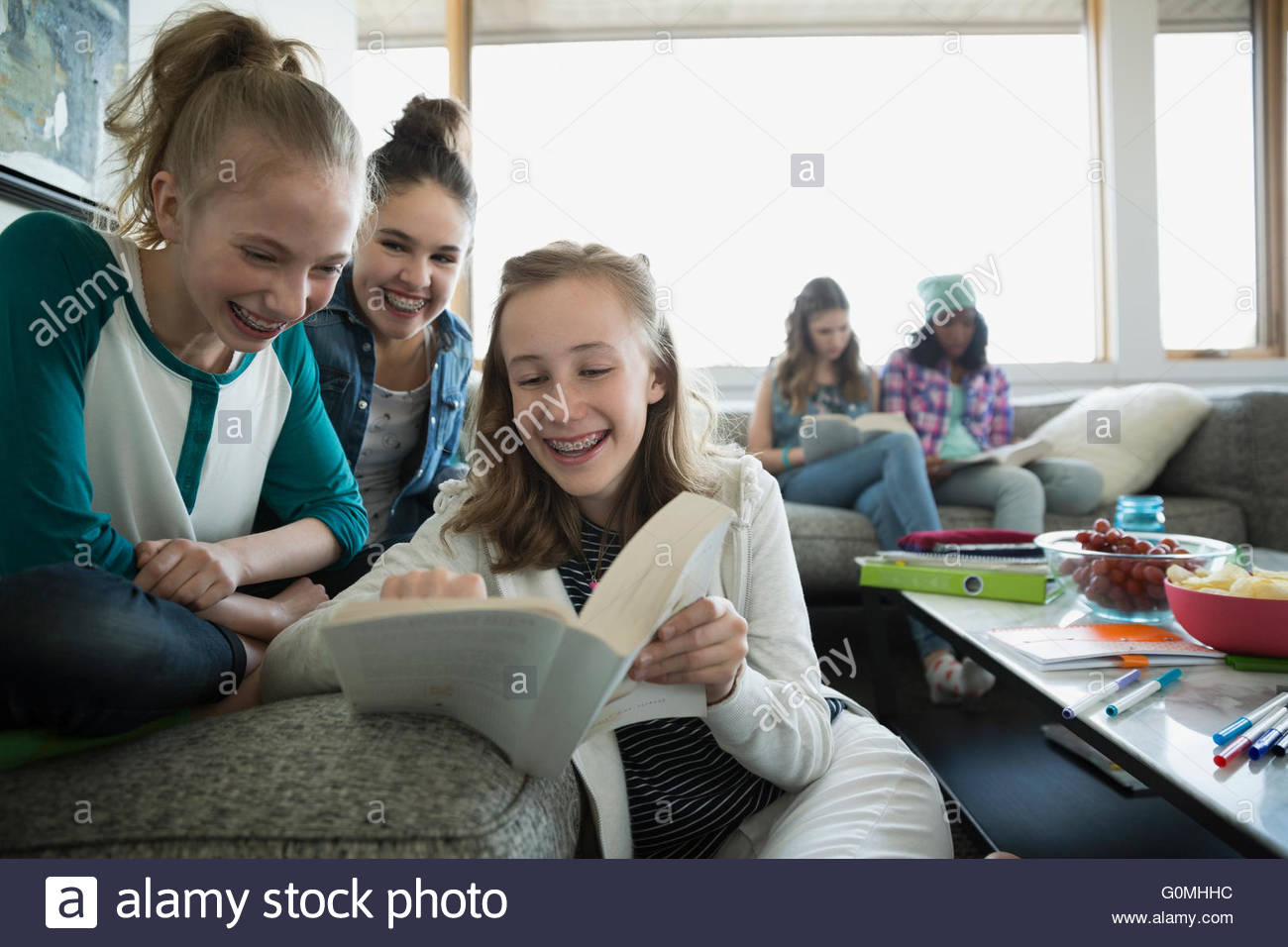 Girls reading book hi-res stock photography and images - Alamy