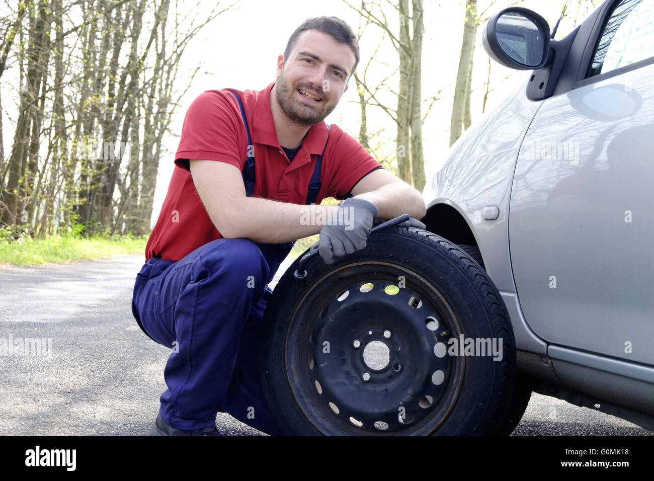 mechanic fixing a flat tyre Stock Photo - Alamy