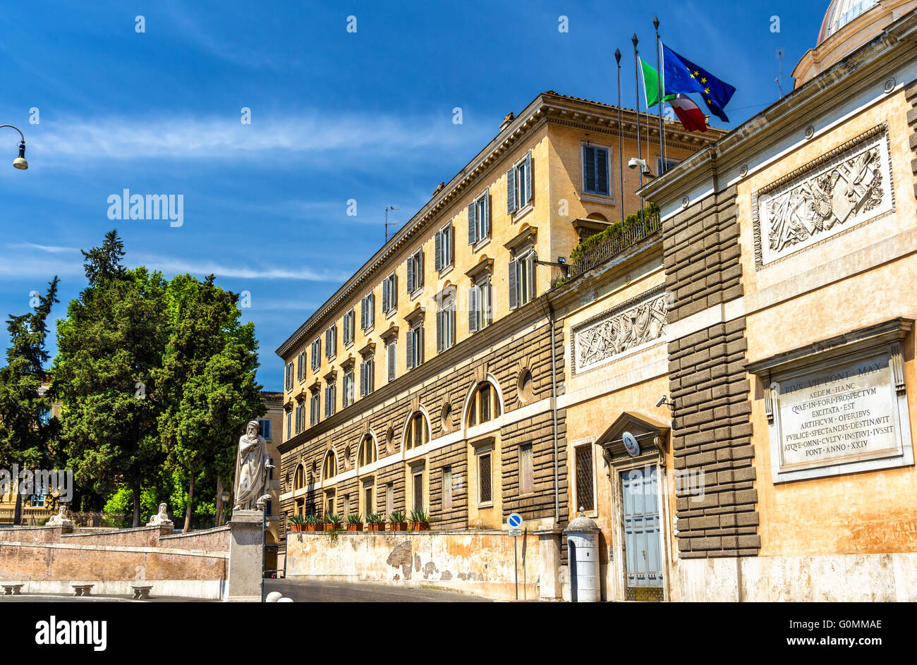 Building on Piazza del Popolo Square in Rome Stock Photo - Alamy