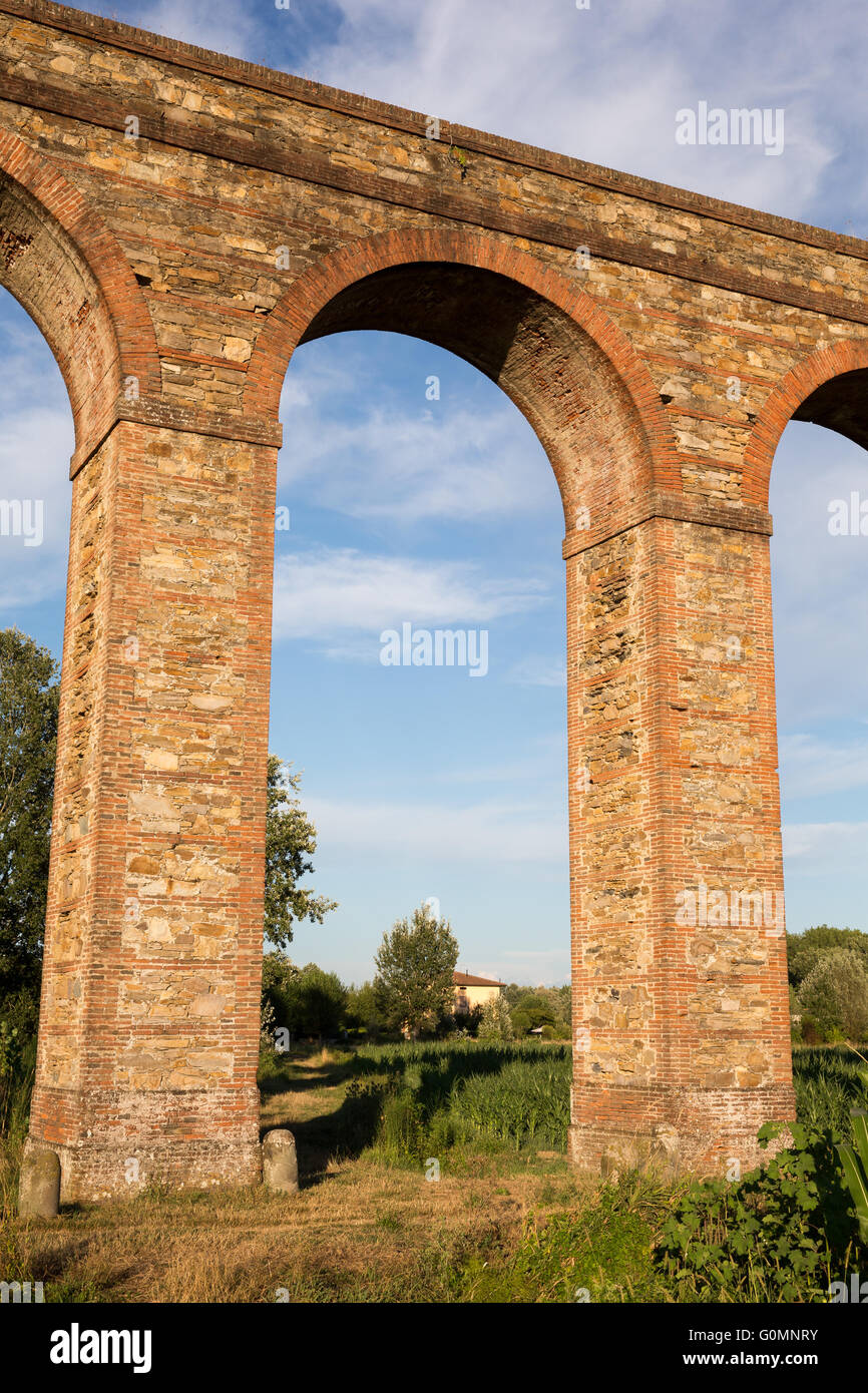 Tuscan arch hi-res stock photography and images - Alamy