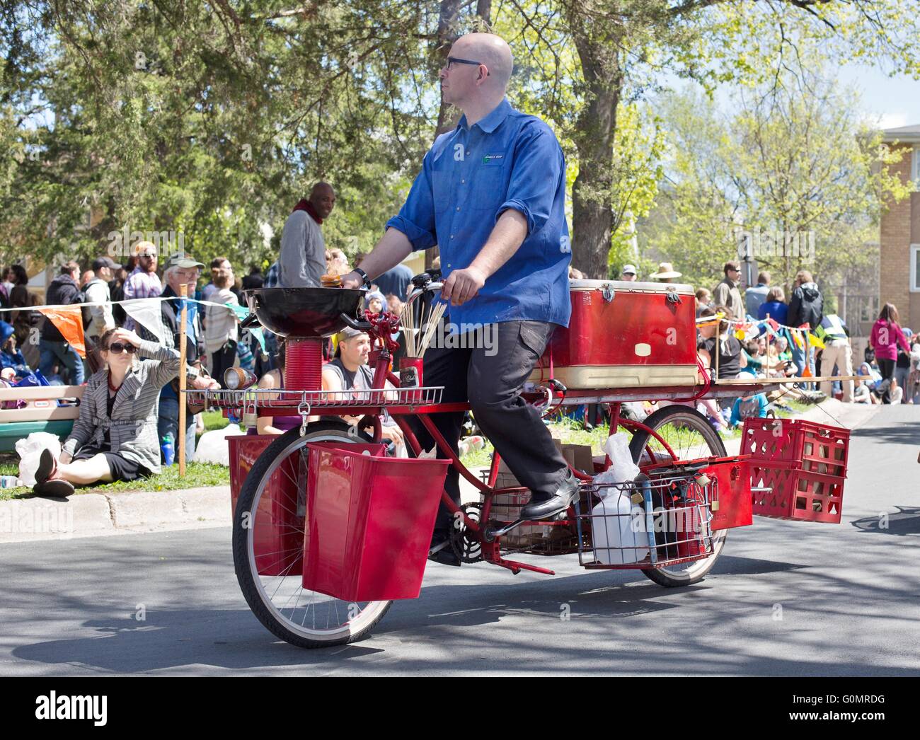 Man riding bike bbq grill hi-res stock photography and images - Alamy