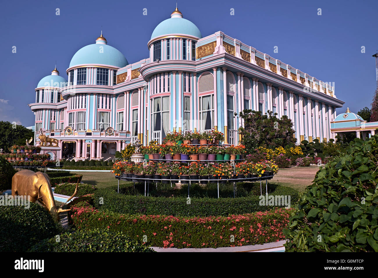 Sukhawadee Pattaya. The very colourful and opulent Sukhawadee open ...