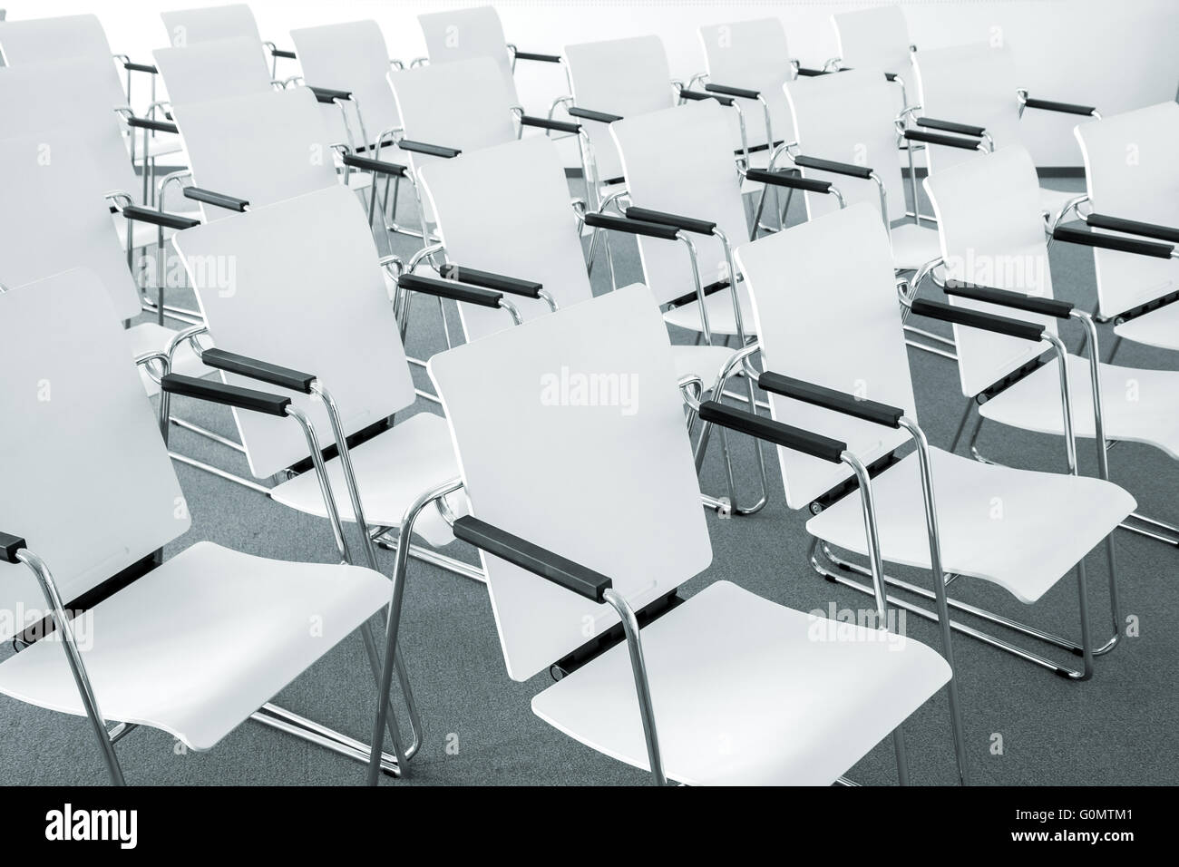 Empty chairs in lecture hall hi-res stock photography and images - Alamy