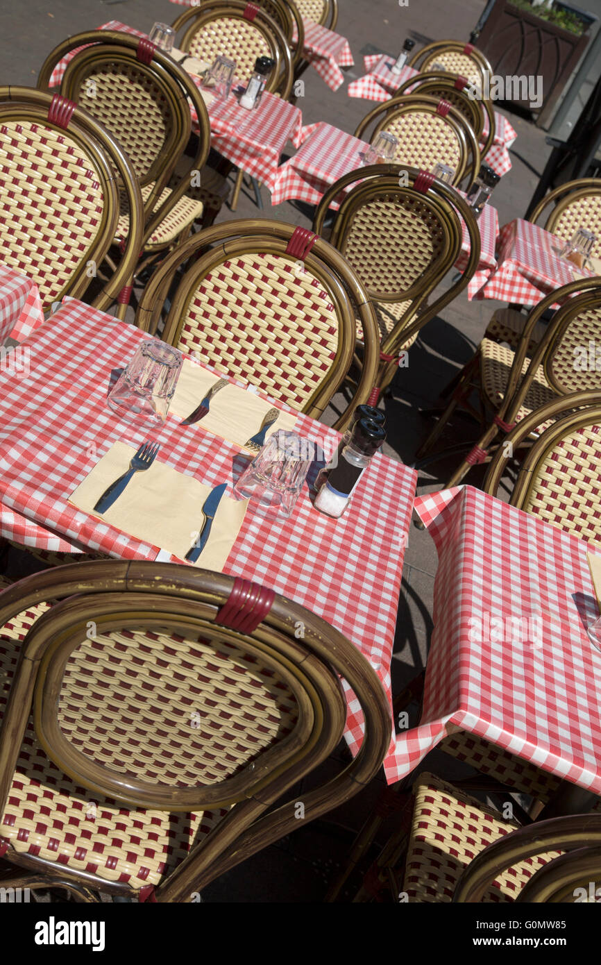 Cafe Restaurant Tables and Chairs on Street Stock Photo - Alamy