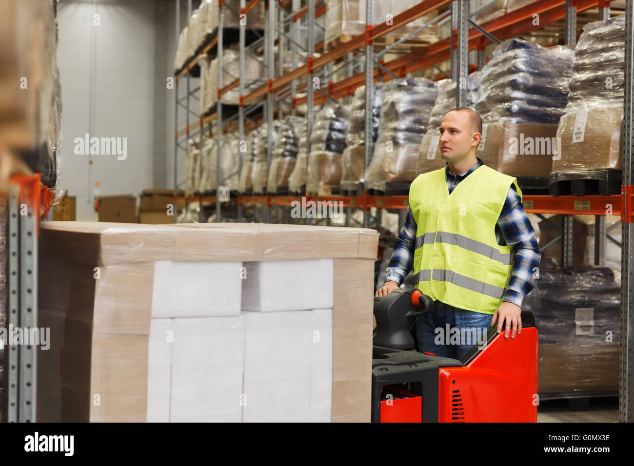 man on forklift loading cargo at warehouse Stock Photo - Alamy