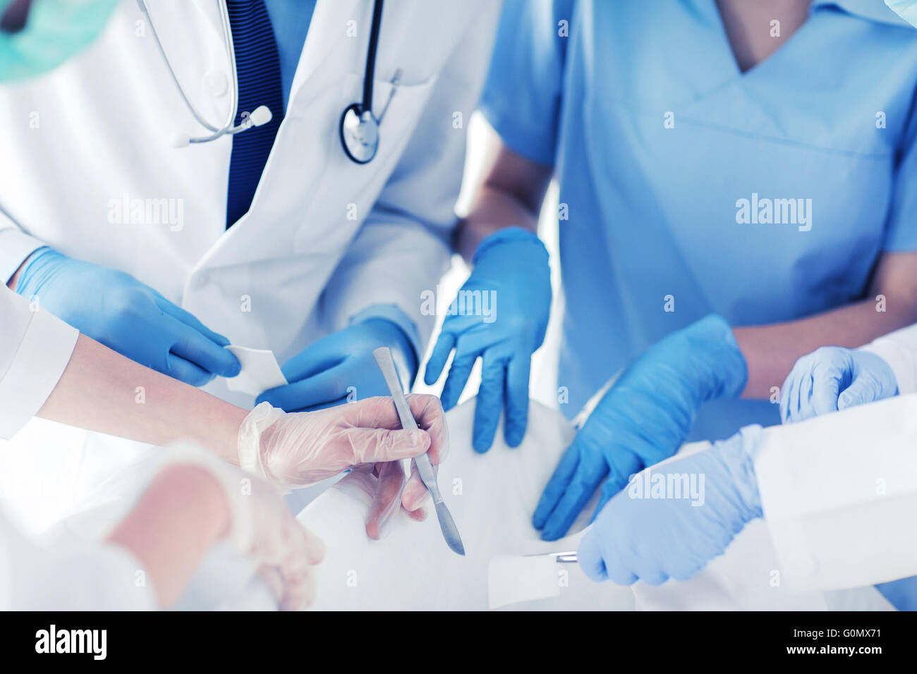 young group of doctors doing operation Stock Photo - Alamy