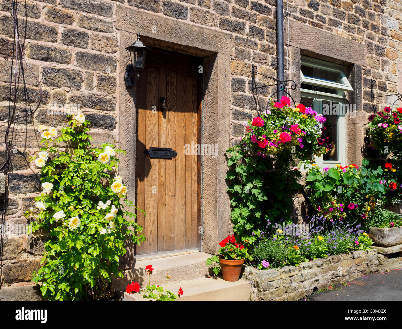 Hathersage village hi-res stock photography and images - Alamy
