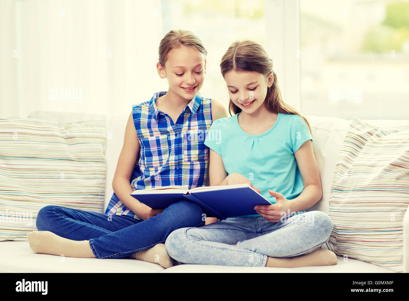 Girls with book hi-res stock photography and images - Alamy