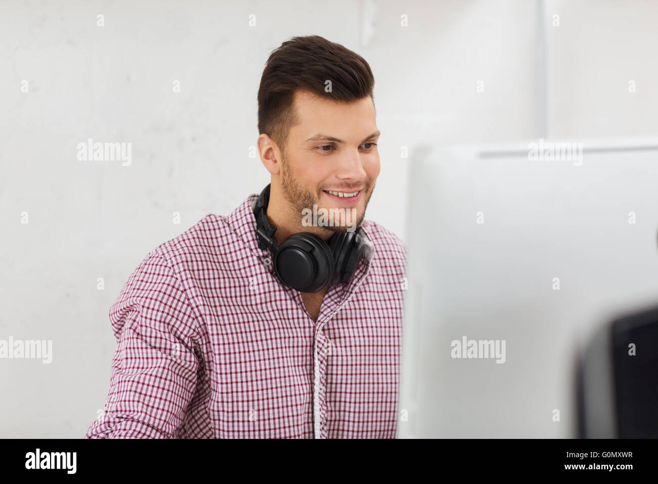 creative man with headphones and computer Stock Photo - Alamy