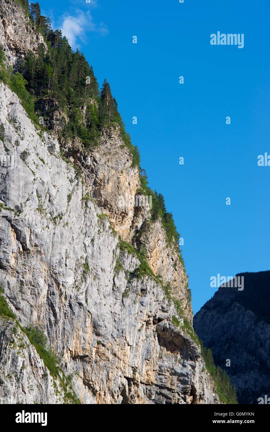 rocky escarpment in the Pyrenees, Bujaruelo Valley, Aragon, Huesca ...