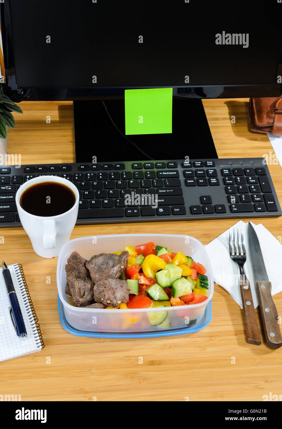 eating at workplace Stock Photo - Alamy