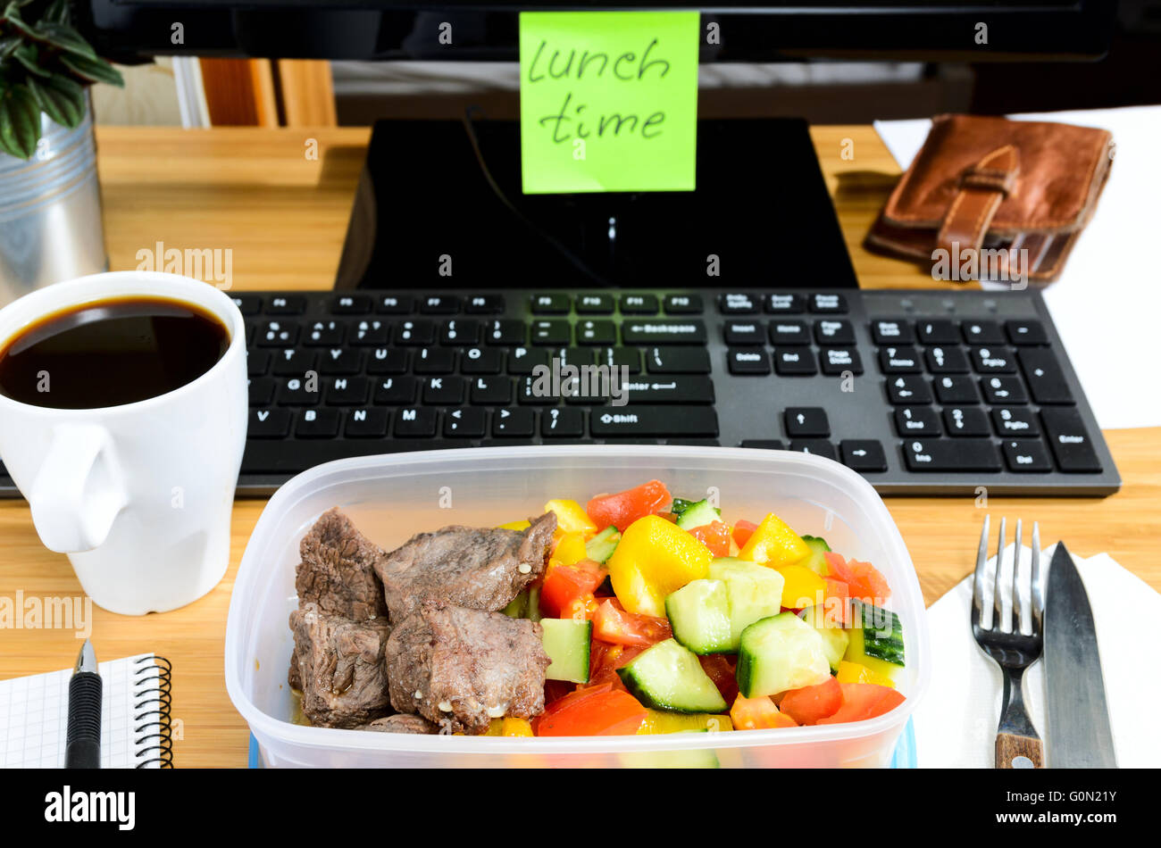 eating at workplace Stock Photo - Alamy