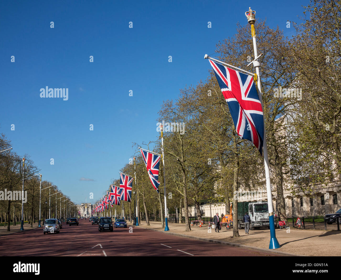 Union Jacks on The Mall following the 2016 London Marathon Stock Photo ...