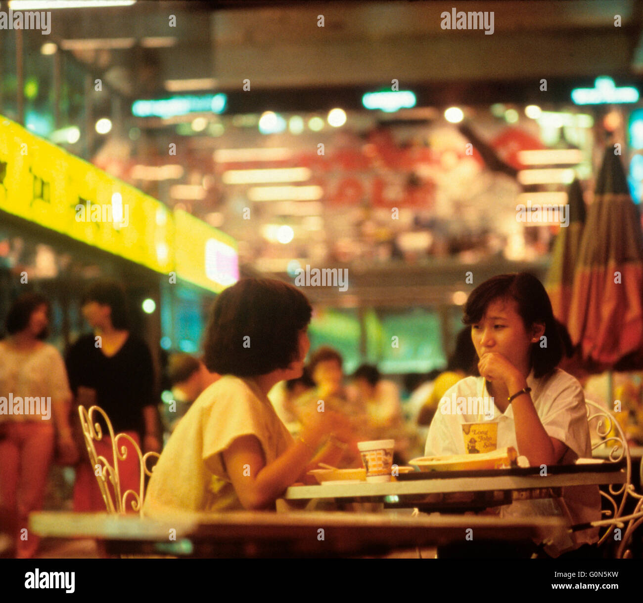 SINGAPORE, fast food restaurant, Chinese women Stock Photo - Alamy
