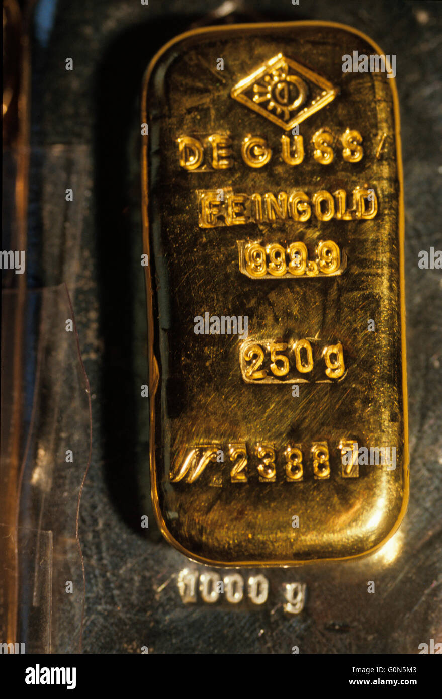 Gold 250 grams precious metal commodity brick hi-res stock photography ...