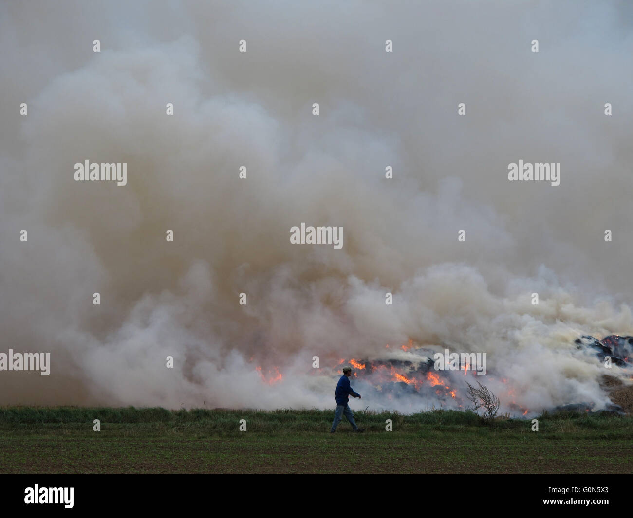 Hay burning hi-res stock photography and images - Alamy