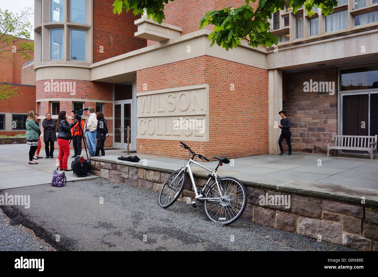 PRINCETON, NJ -Princeton University removed a controversial mural ...