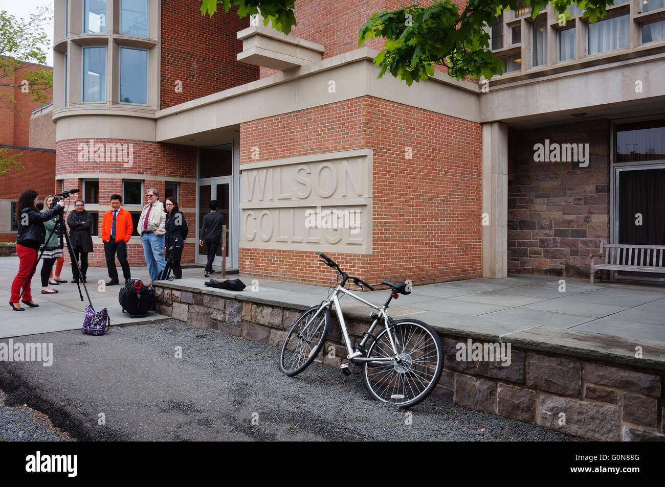 PRINCETON, NJ -Princeton University removed a controversial mural ...