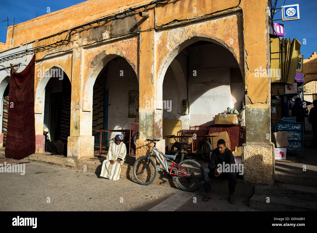 People in Midelt's bazaar Stock Photo - Alamy