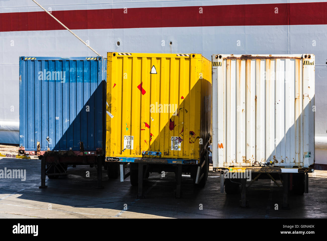 Row shipping containers hi-res stock photography and images - Alamy