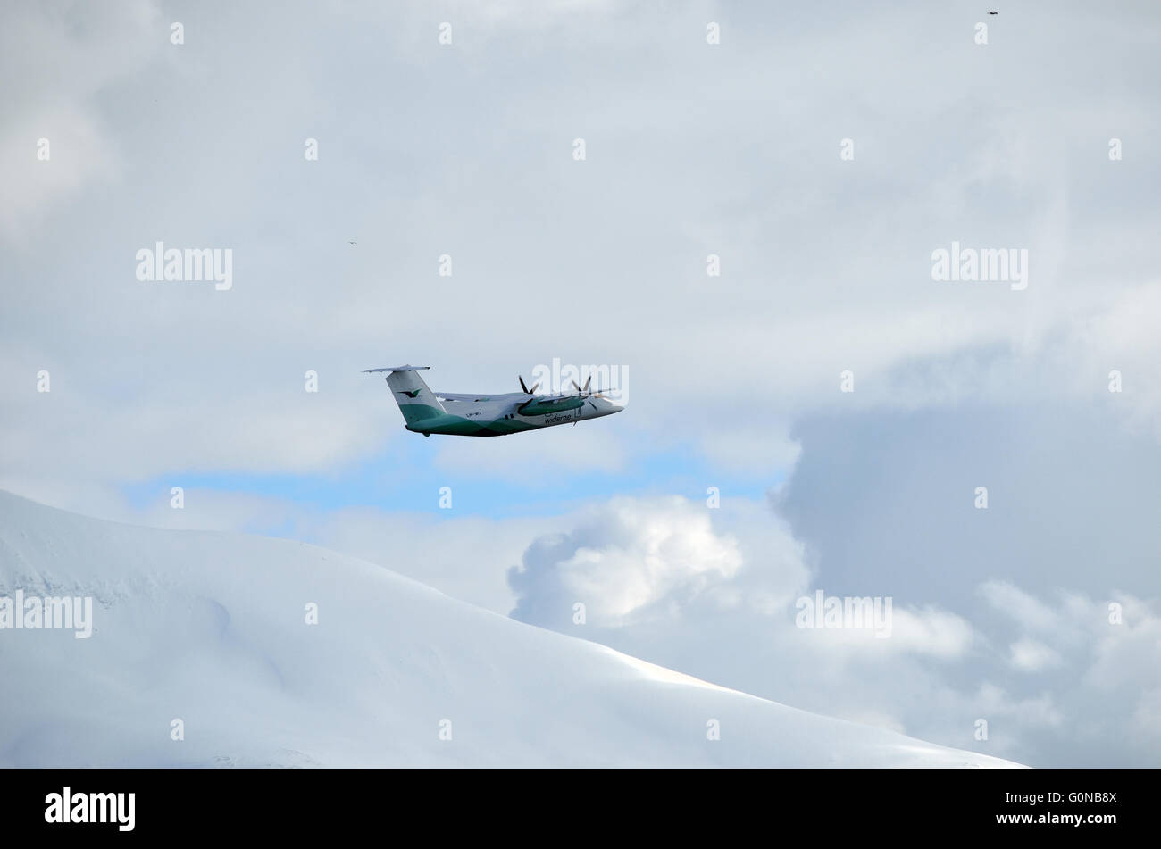 Jet airplane climbing after takeoff hi-res stock photography and images ...