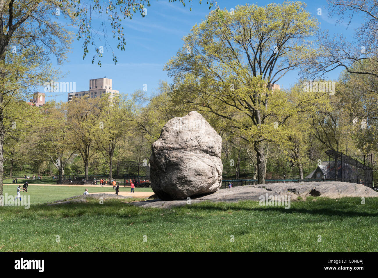 Giant Boulder in Central Park, NYC Stock Photo - Alamy