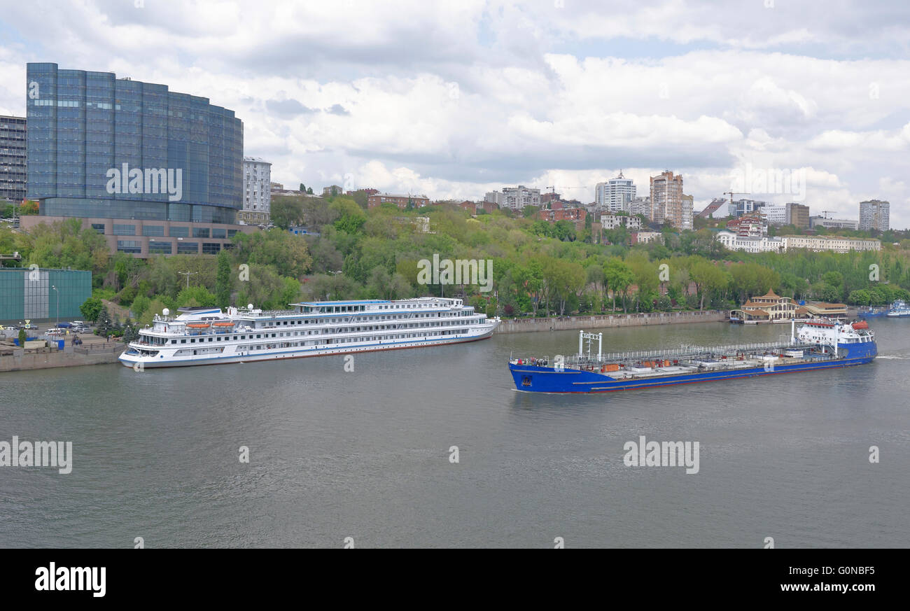 Parapet waterfront hi-res stock photography and images - Alamy
