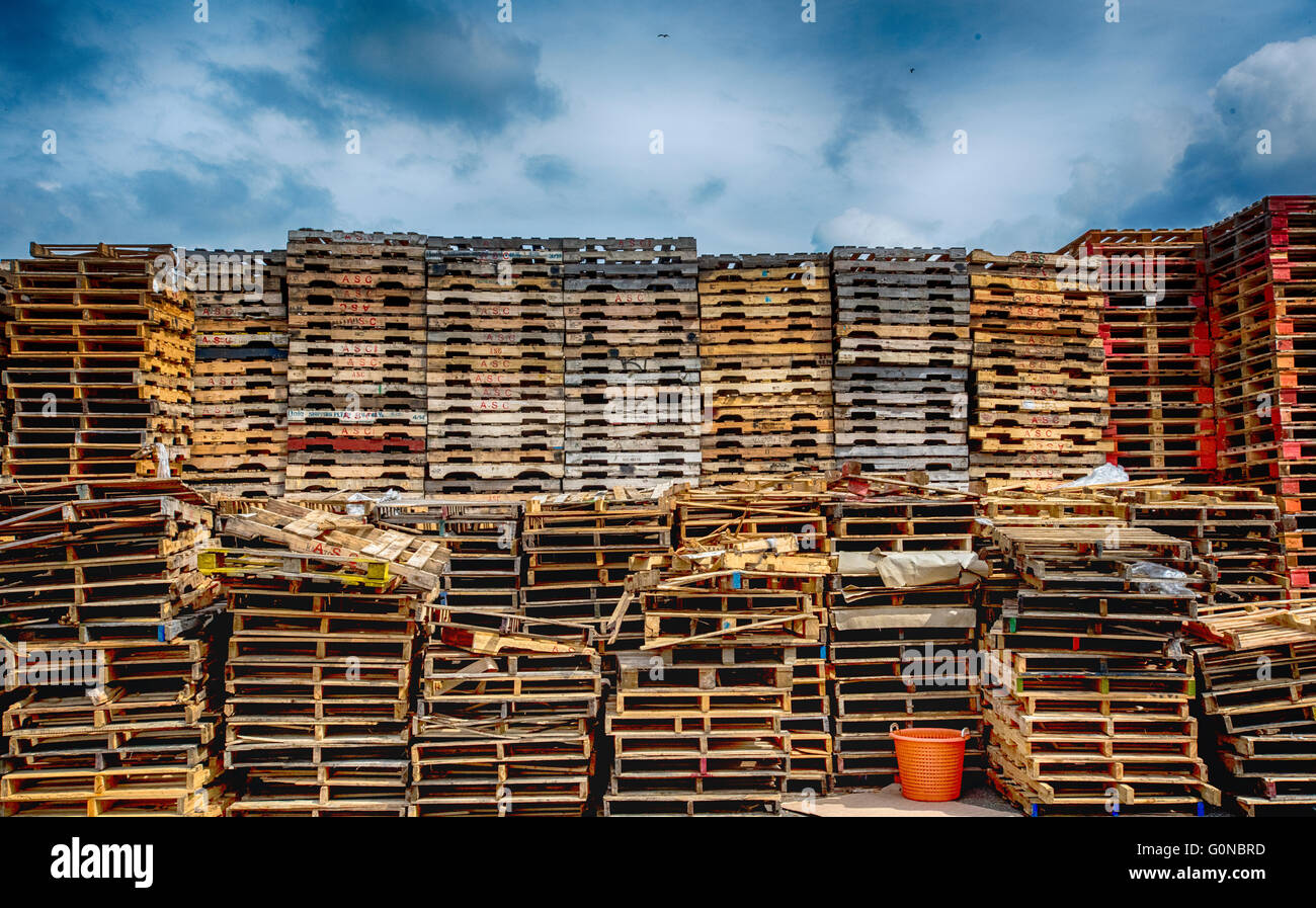 Empty pallets hi-res stock photography and images - Alamy