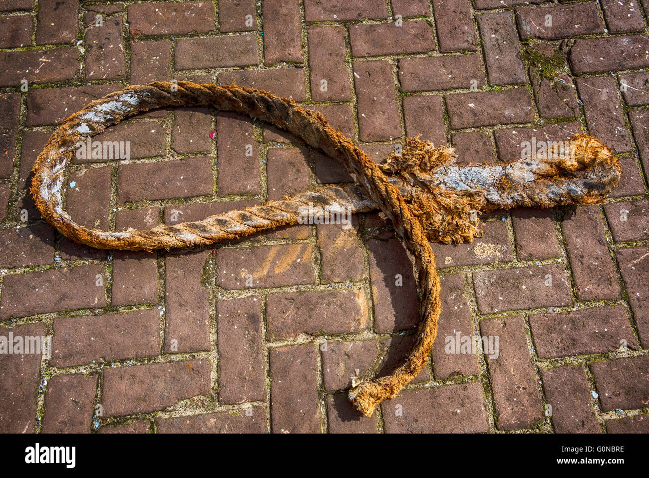 Rusty mooring rope on quay floor Stock Photo - Alamy