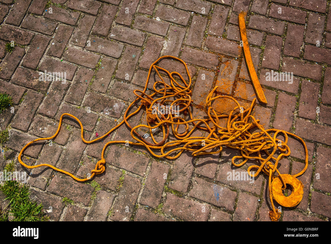 Rusty rope hi-res stock photography and images - Alamy