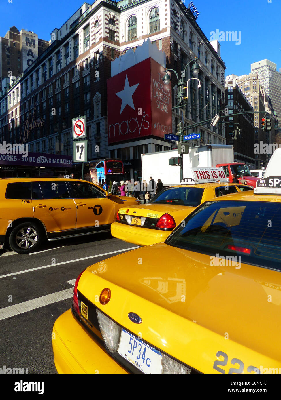 New York City, yellowcabs by Macy´s Department Store, world´s largest ...
