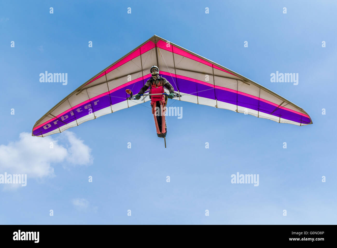 Ken Cavanaugh launching his hang glider into the wind Stock Photo - Alamy