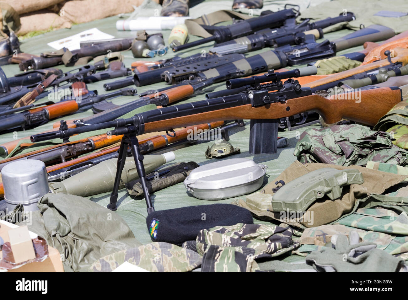 Assortment of American Army weapons on display Stock Photo - Alamy