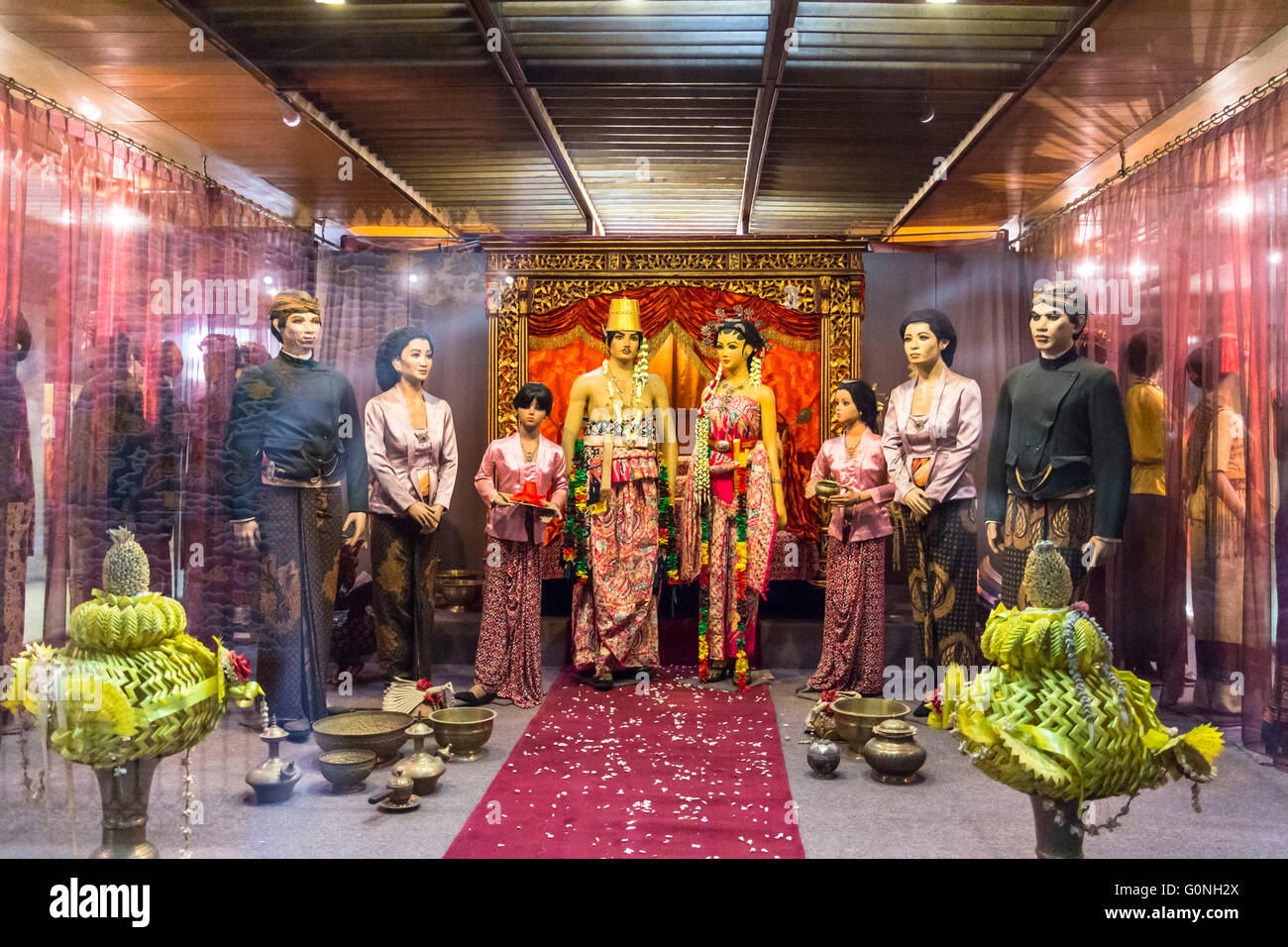 Traditional indonesian clothes Stock Photo - Alamy