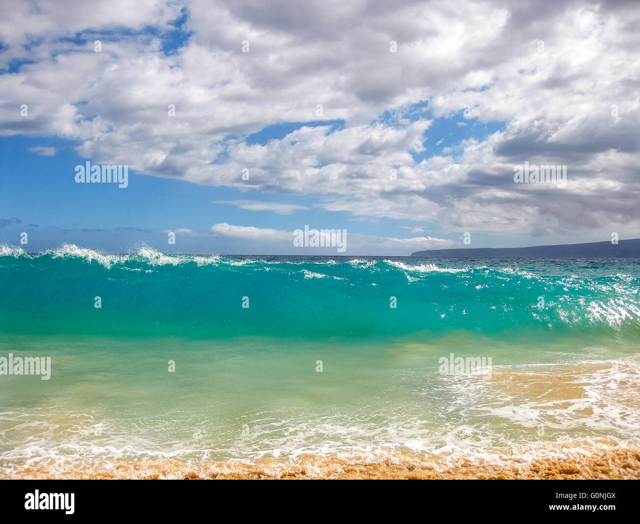Crystal clear ocean waves splashing hi-res stock photography and images ...