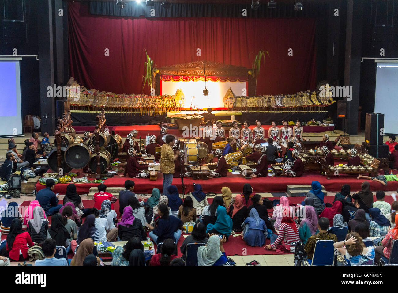 Traditional puppet show in Yogyakarta Stock Photo - Alamy
