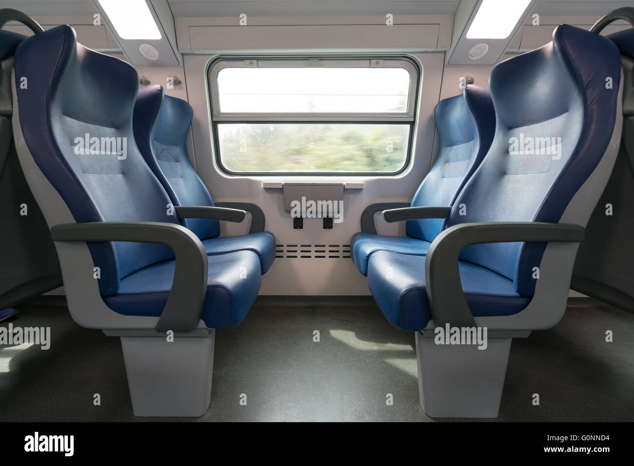 The four car passenger train High Resolution Stock Photography and ...