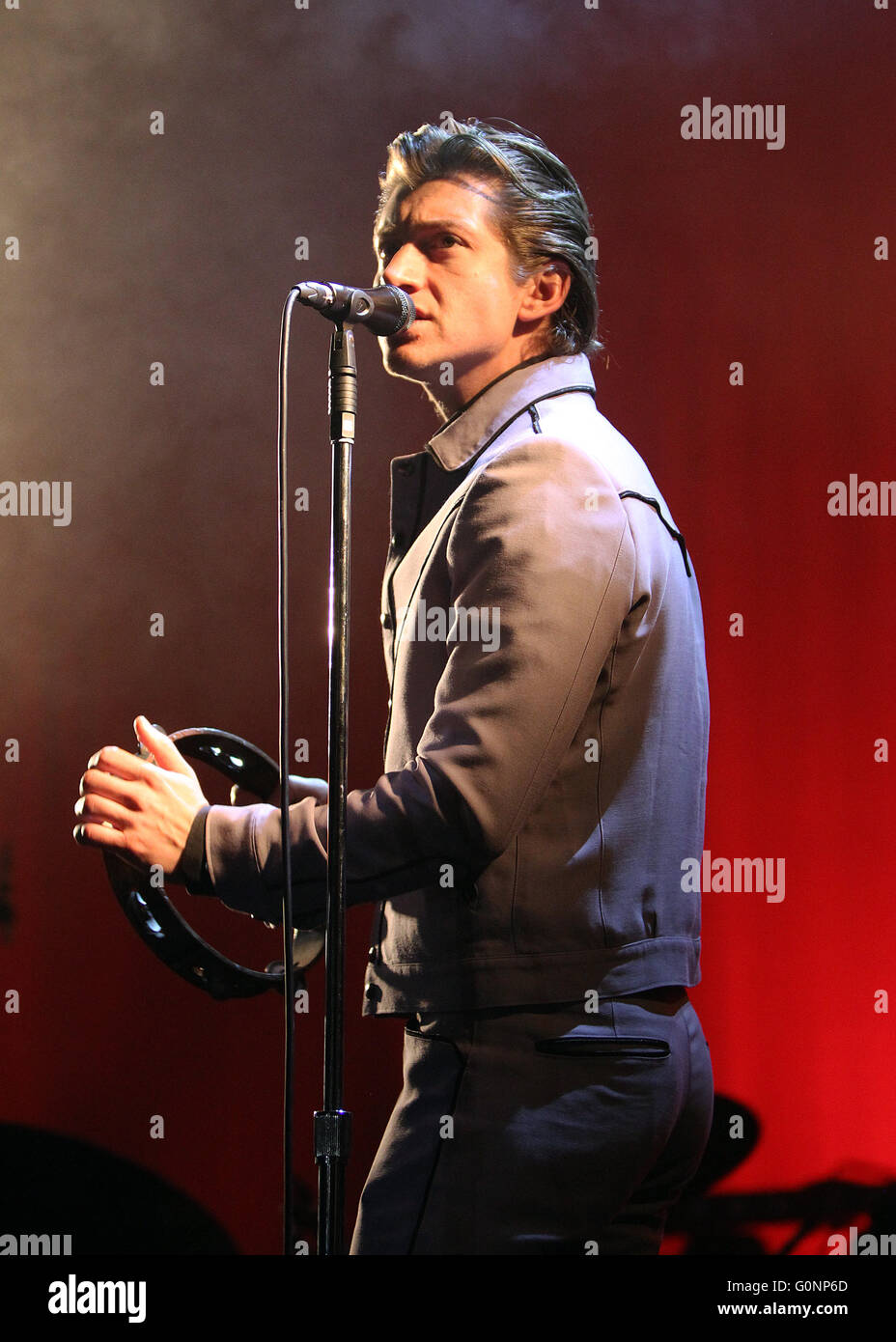 Alex Turner and Miles Kane perform on stage as The Last Shadow Puppets ...