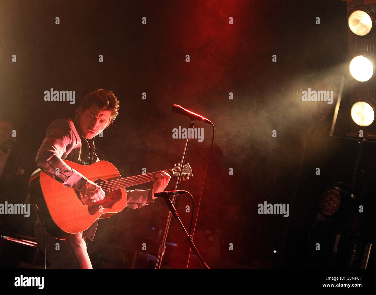Alex Turner and Miles Kane perform on stage as The Last Shadow Puppets ...