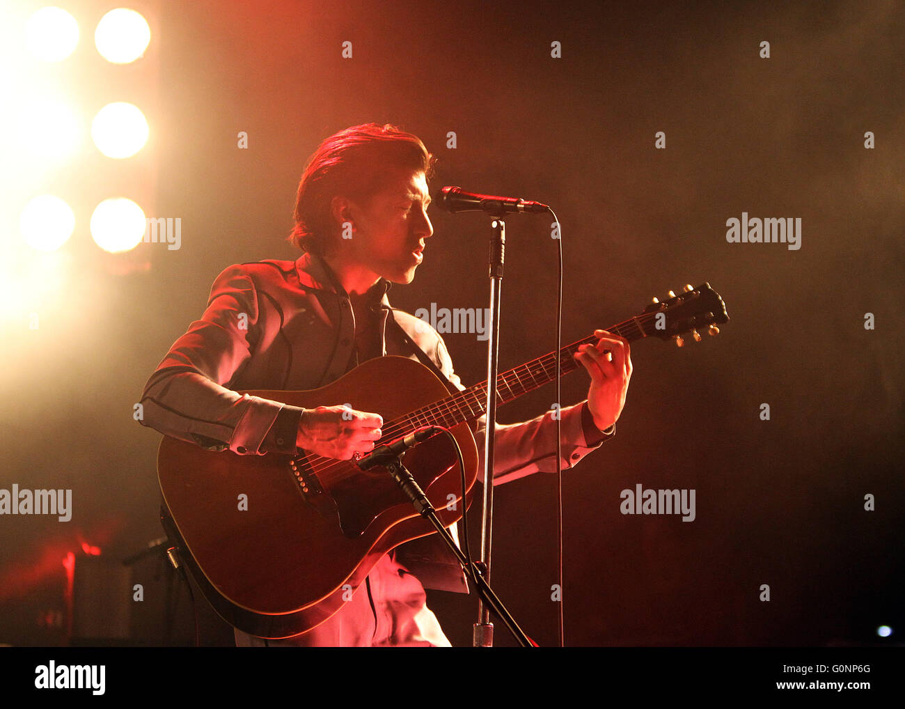 Alex Turner and Miles Kane perform on stage as The Last Shadow Puppets ...