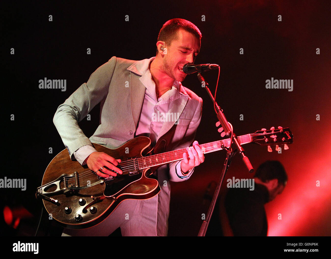 Alex Turner and Miles Kane perform on stage as The Last Shadow Puppets ...