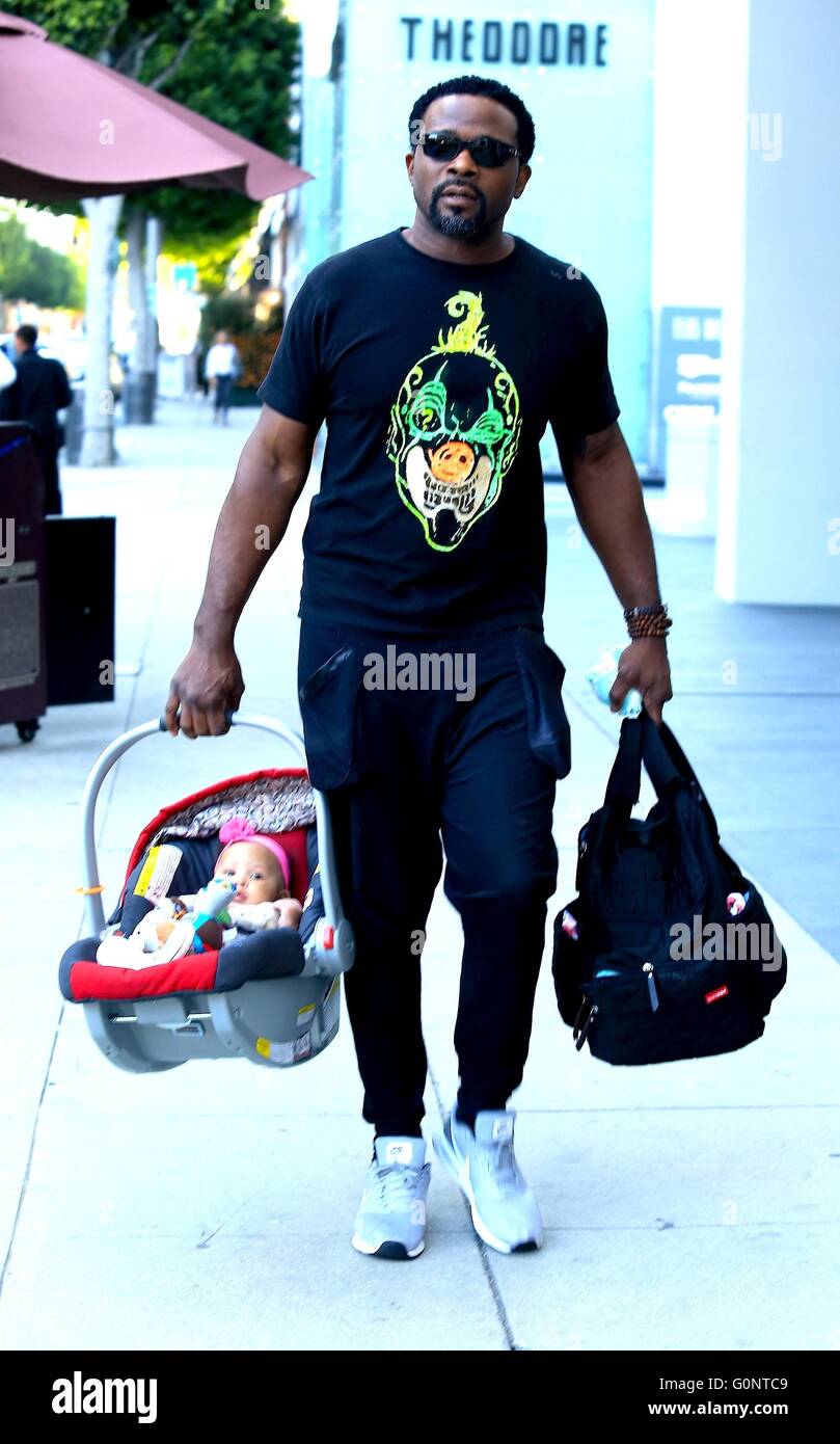 Darius McCrary seen with his daughter for the first time while out and ...