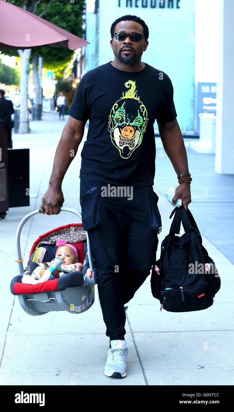 Darius McCrary seen with his daughter for the first time while out and ...
